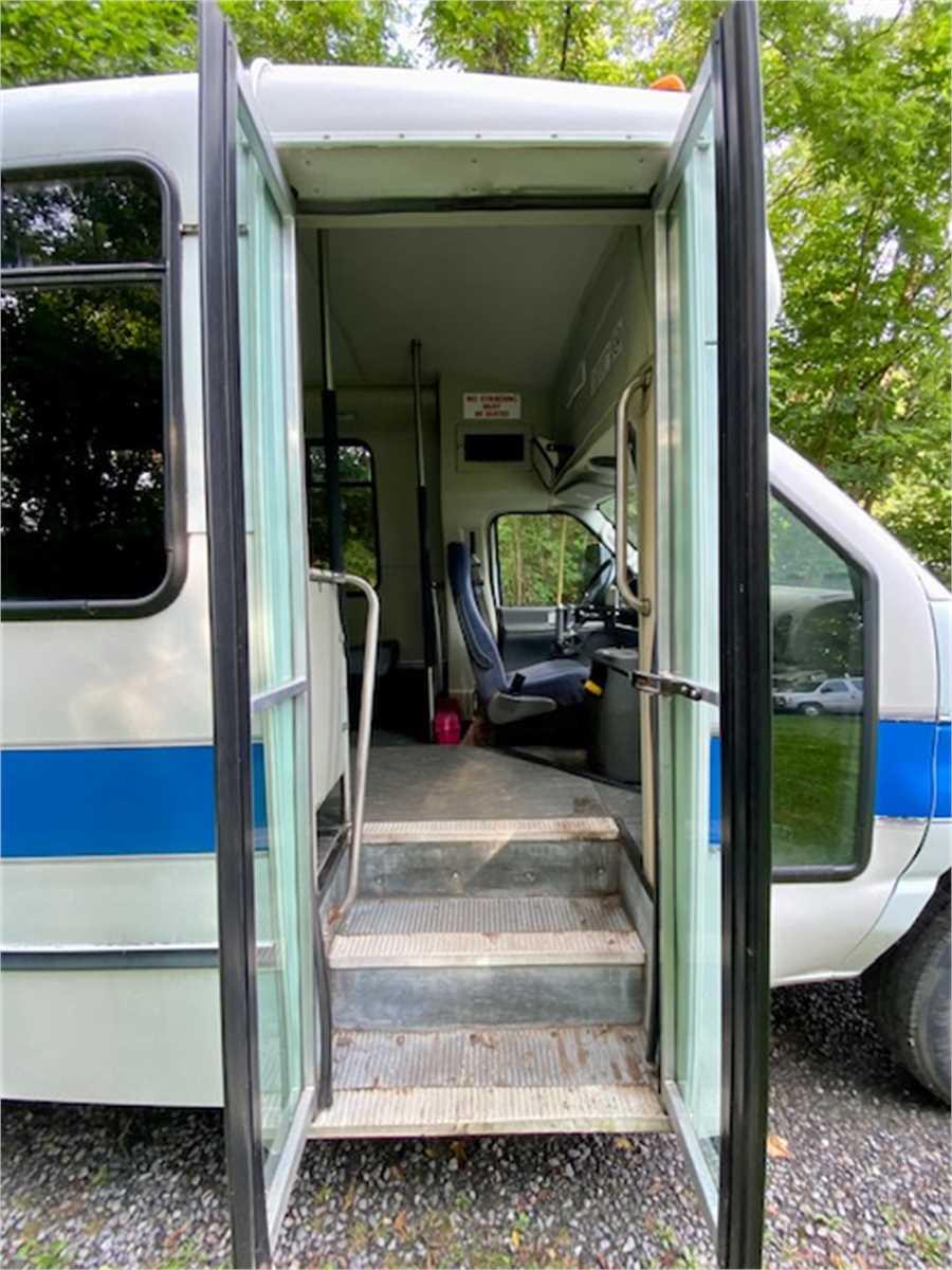 2004 FORD OMNI-BUS, 2WD, 14 PASSENGER + DRIVER Online Government ...