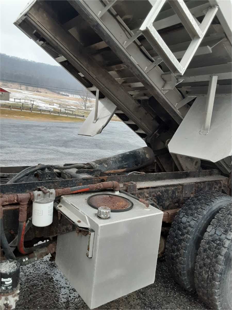 2006 Peterbilt 335- Cummins Engine Online Government Auctions of ...