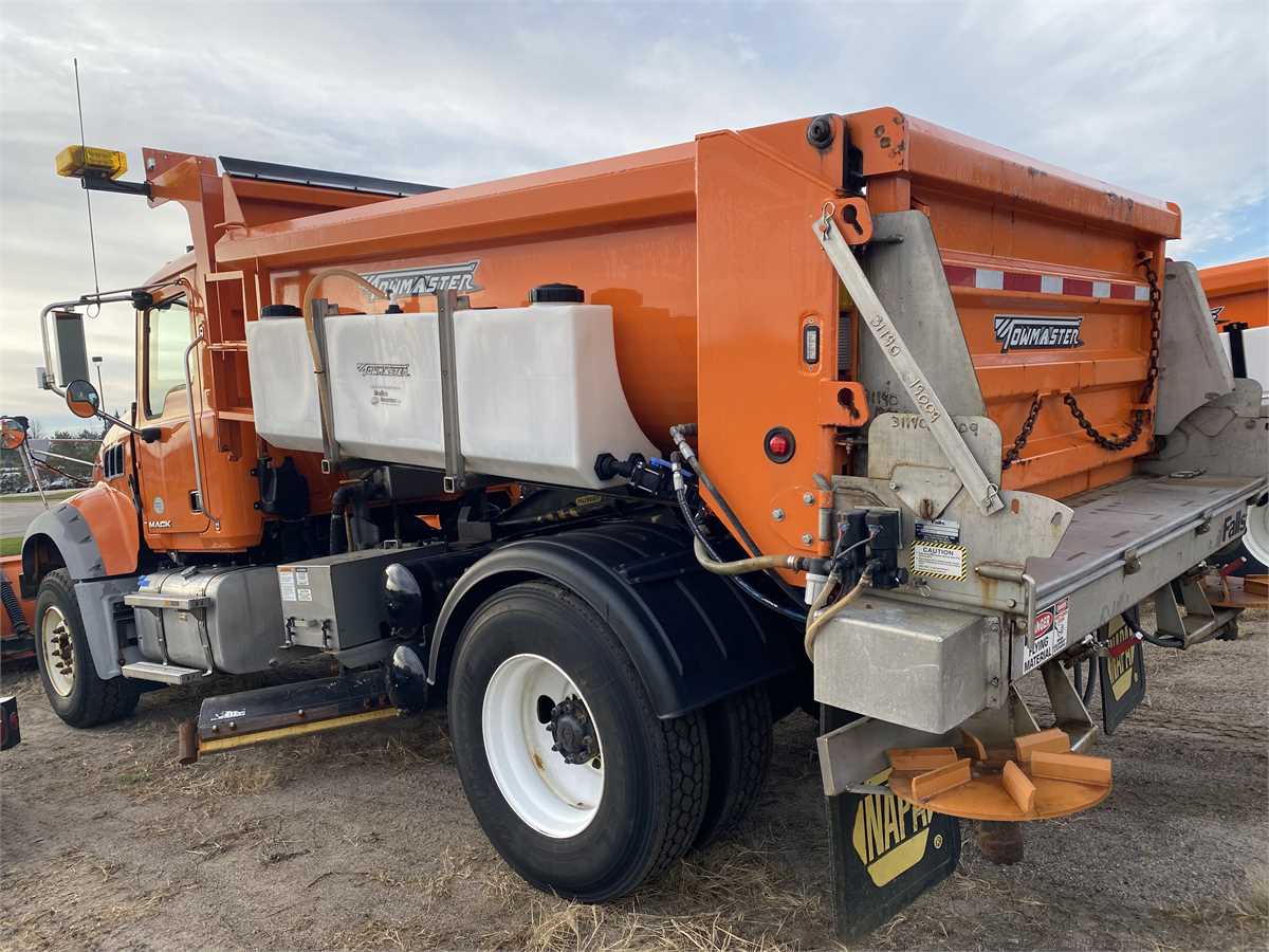 2014 Mack GU432 single axle plow/dump truck Online Government Auctions ...