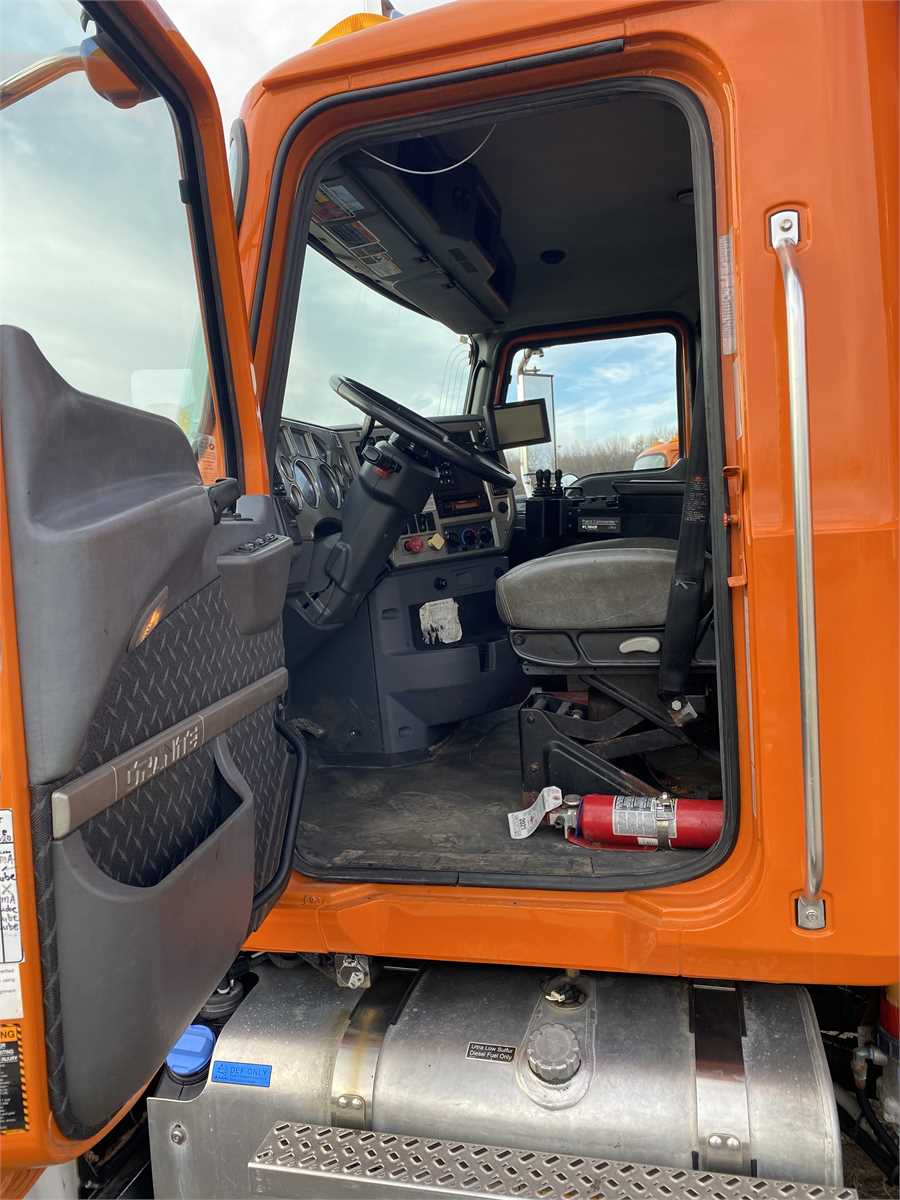 2014 Mack GU432 single axle plow/dump truck Online Government Auctions ...