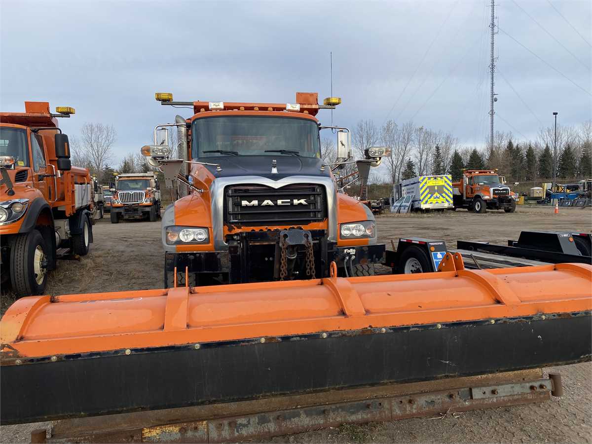 2014 Mack GU432 single axle plow/dump truck Online Government Auctions ...