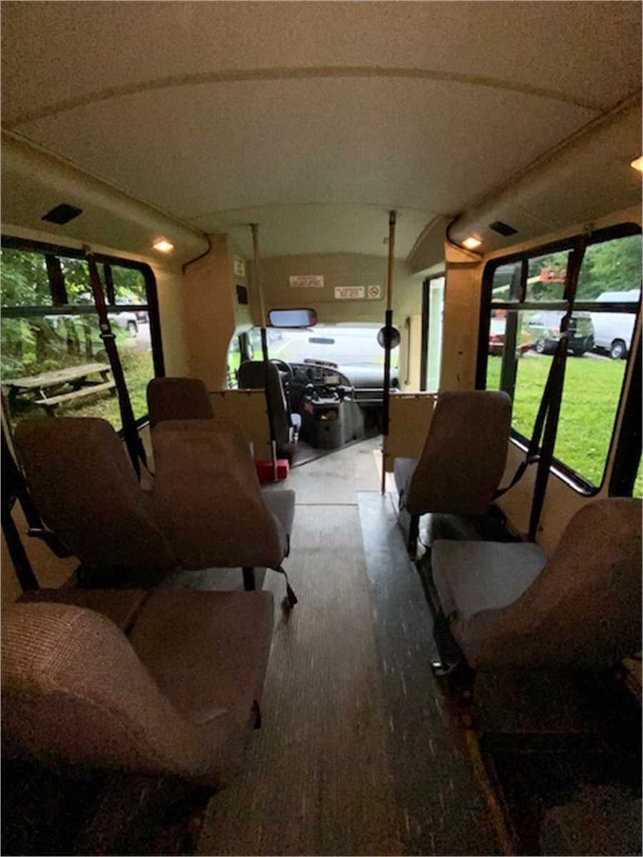 2004 FORD OMNI-BUS, 2WD, 14 PASSENGER + DRIVER Online Government ...