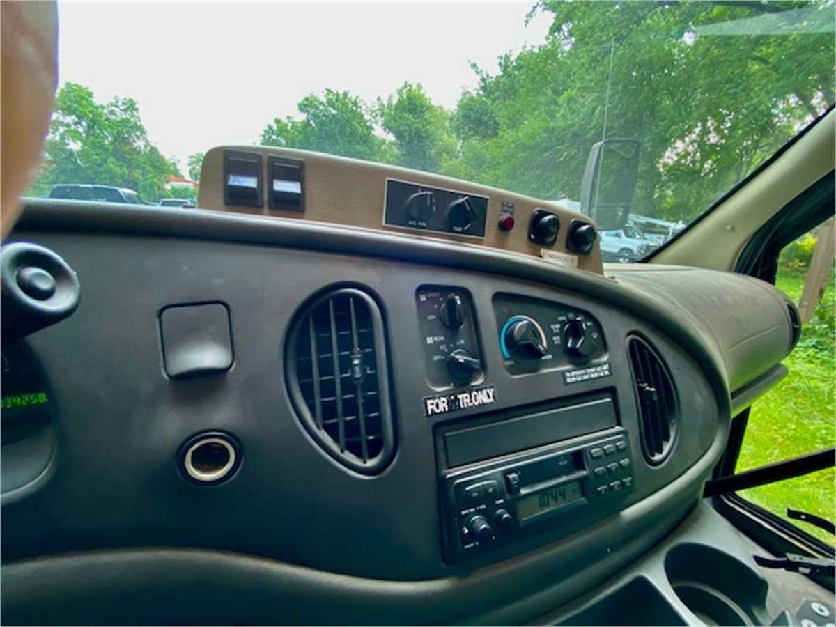 2004 FORD OMNI-BUS, 2WD, 14 PASSENGER + DRIVER Online Government ...